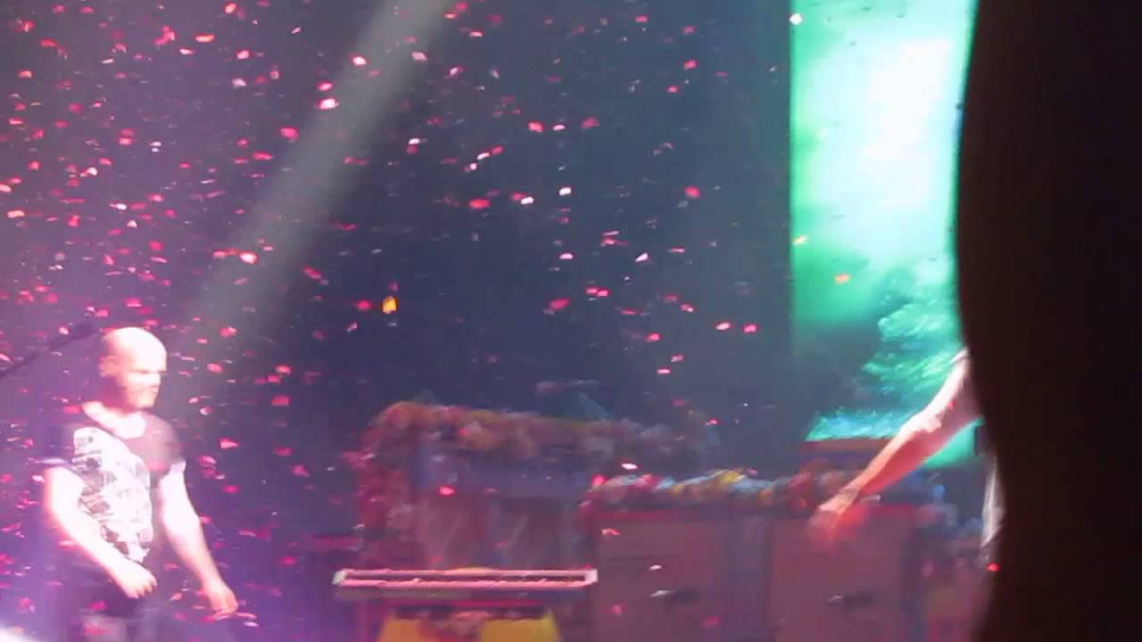 Coldplay taking their Bow after the show! - YouTube