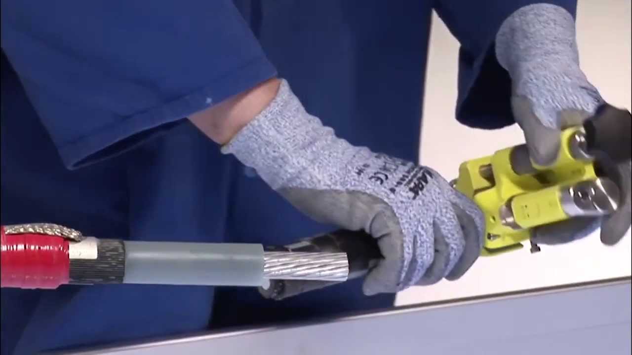 Préparation de câbles HTA - 1 : dénuder une gaine - YouTube