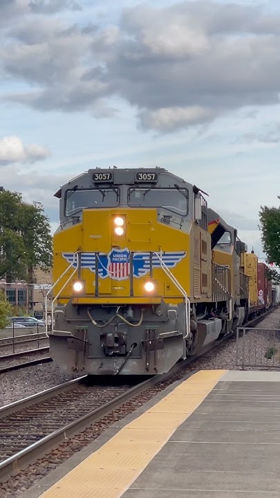 UP 3057 rolls a Manifest past Elmhurst - YouTube