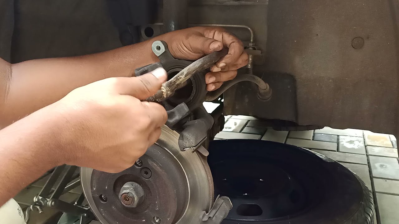 Change front Break pads of Renault Kwid. - YouTube