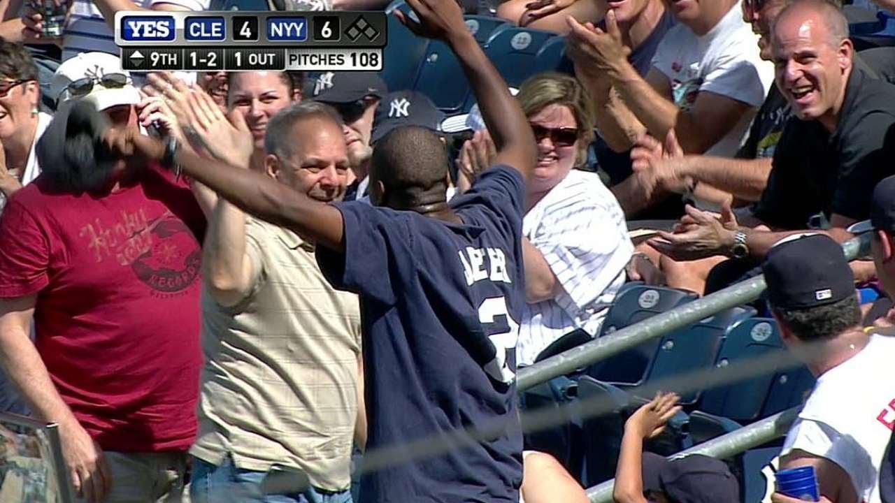 New York Yankees Fan makes a great over-the-railing catch June 5 2013 ...