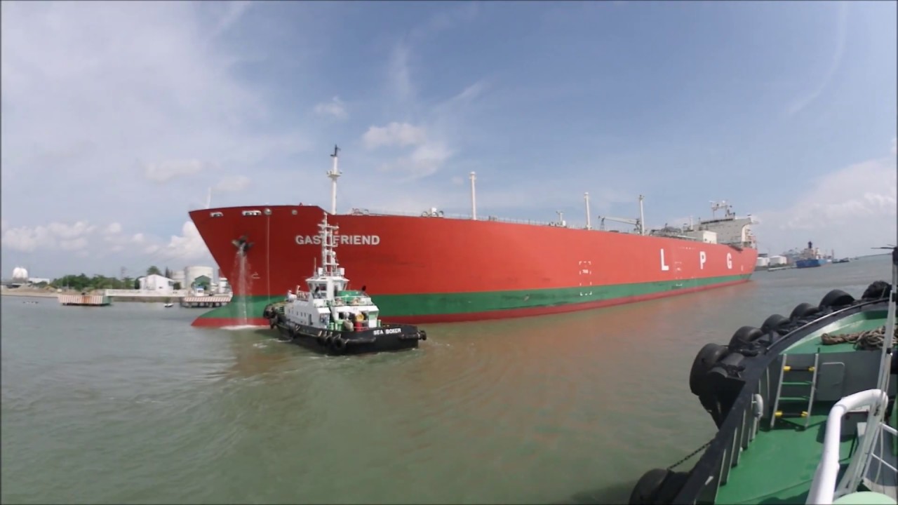 Assisting LNG vessel Gas Friend unberthing at PVGas port - YouTube