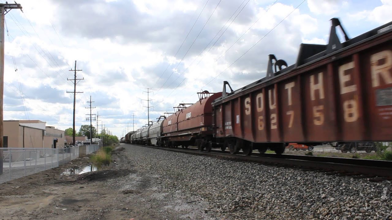 NS C40-8W (ex-CR) with a nice RS3L & C40-9W lead an EB Manifest on the ...