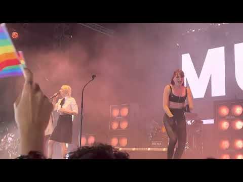 MUNA - Silk Chiffon (Boygenius surprise guest) COACHELLA 2023