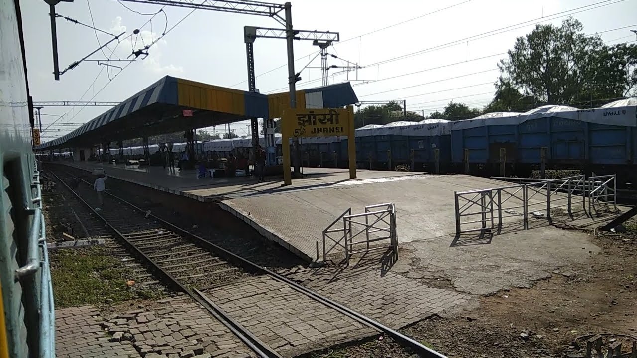 12808 SAMTA EXPRESS Arriving jhansi railway station meet 16031 Andman ...