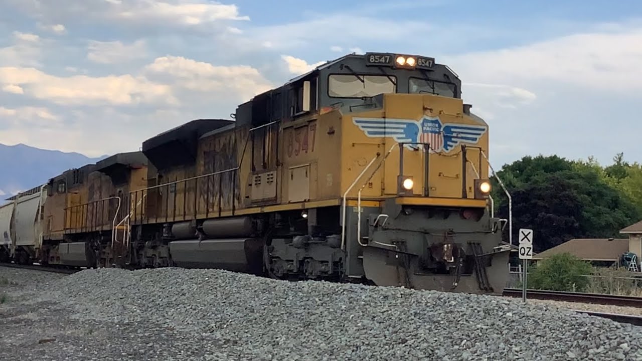 Northbound Union Pacific with a horn show - YouTube