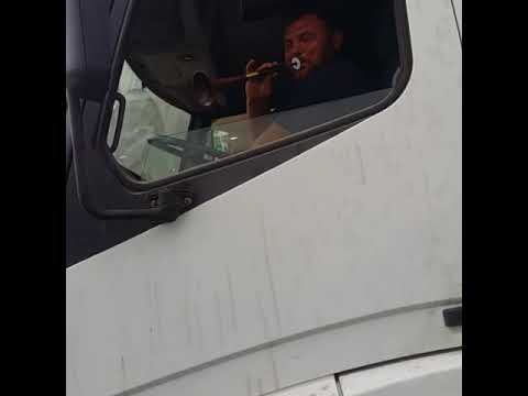 Trafikte Zurna Çalarak Kamyon Süren Çılgın Şöför