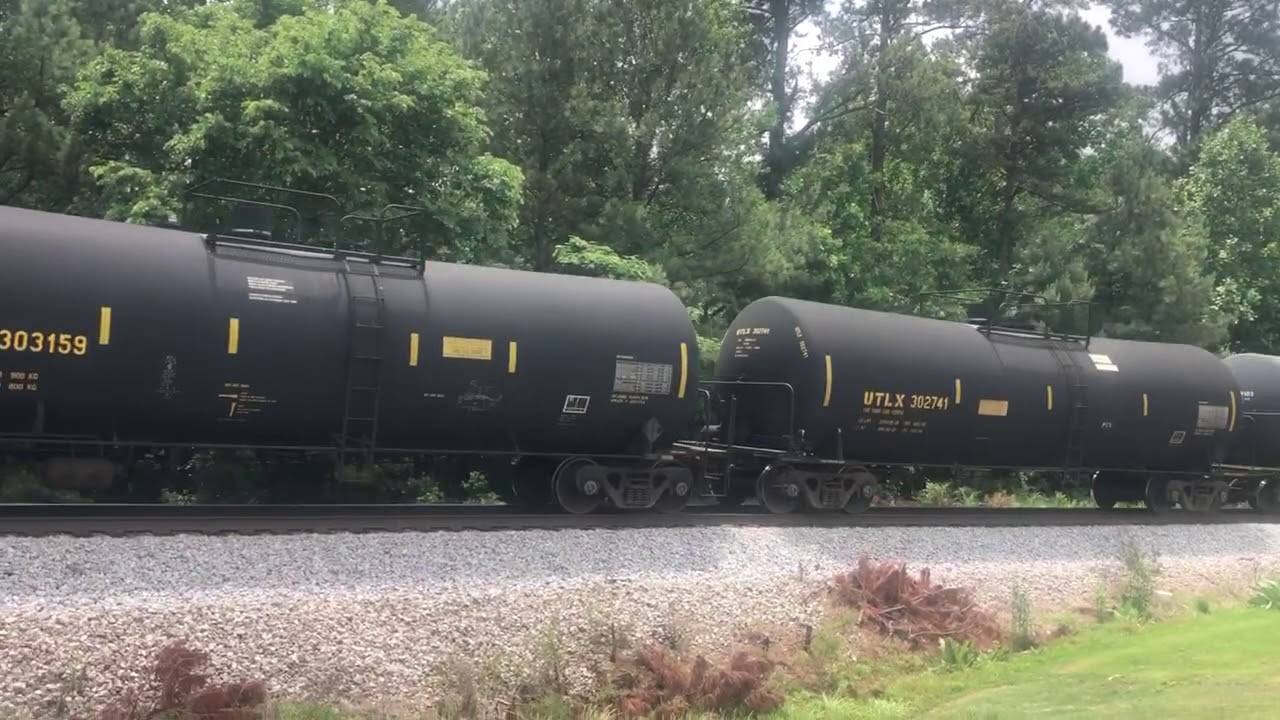 CSX AC4400CW Yellow Nose Paint job # 3 # 563 Leads a 4 Engine Q583 With ...