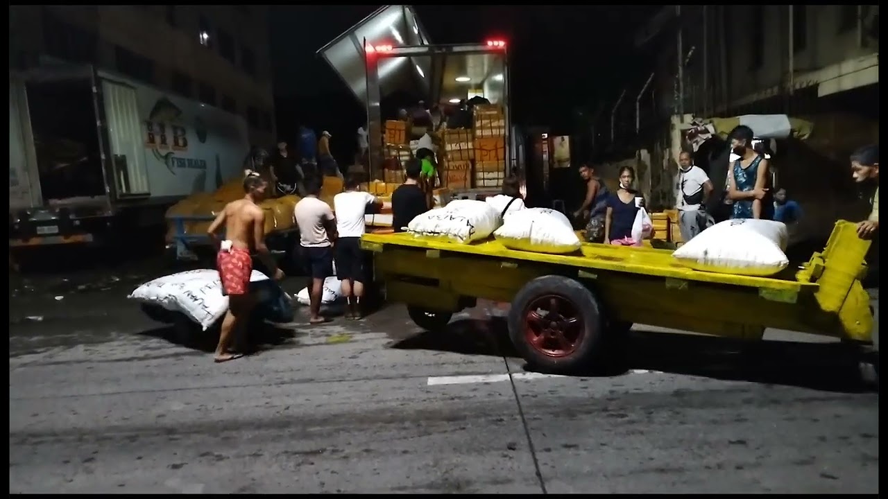 Mga Gawain Ng mga Kargador sa malabon fish port - YouTube