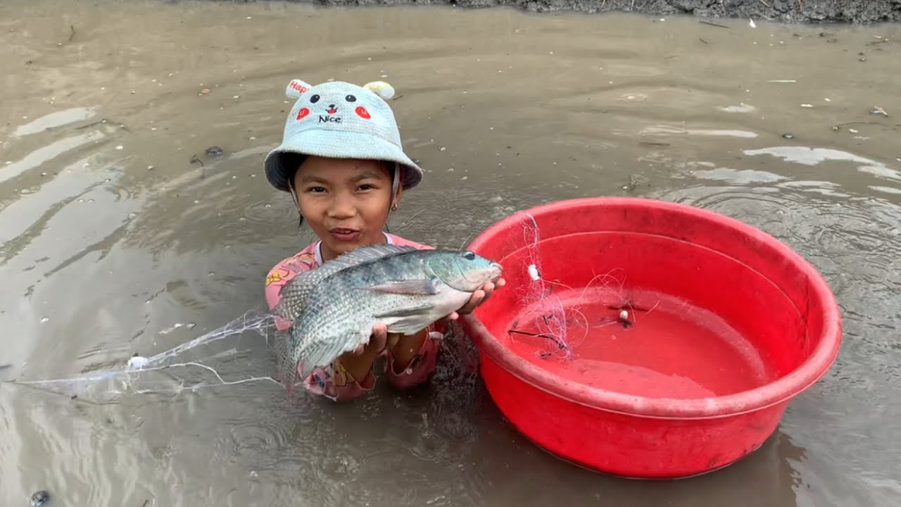 The orphan girl cast a net and encountered a school of giant fish - YouTube