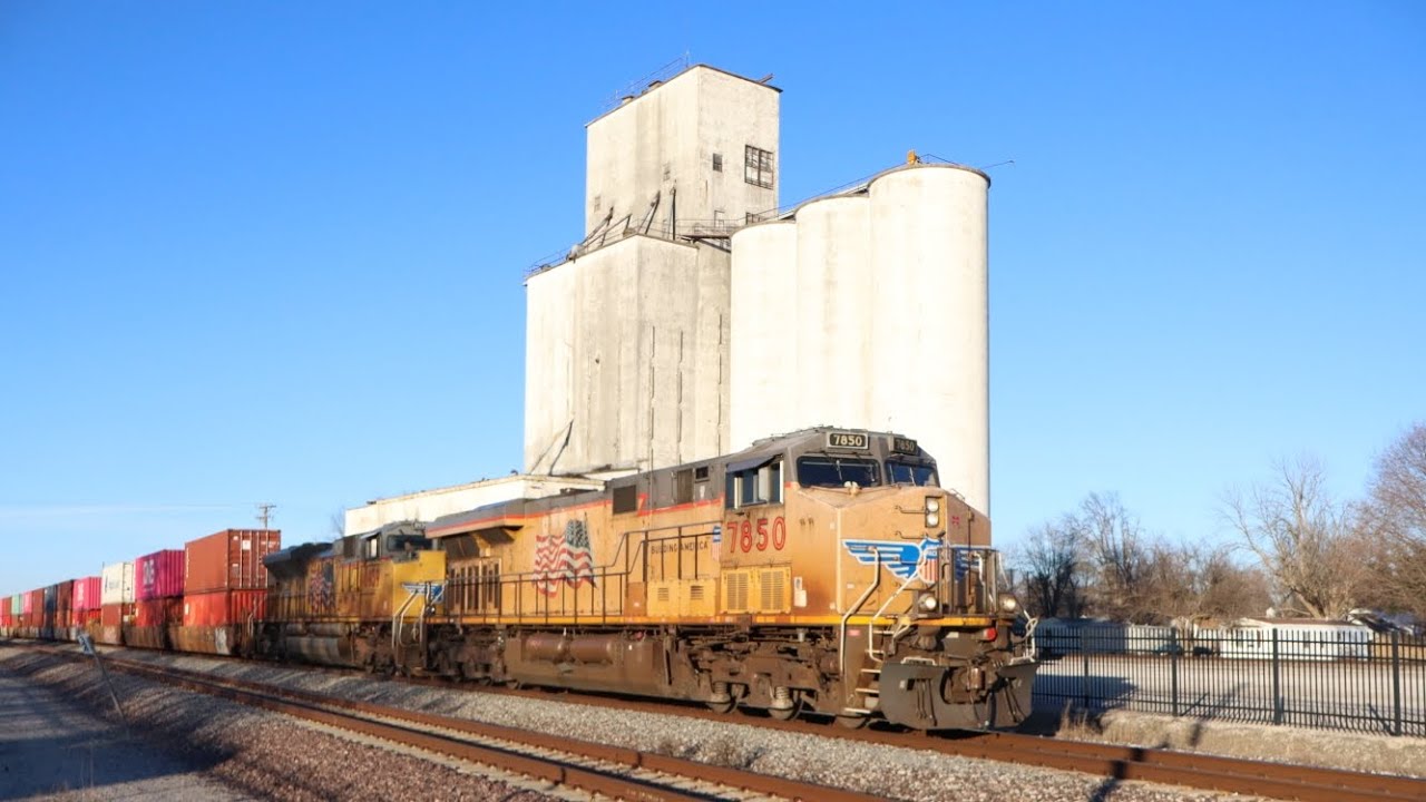 4 Trains in the Lowder, Girard, and Chatham, Illinois area. - YouTube