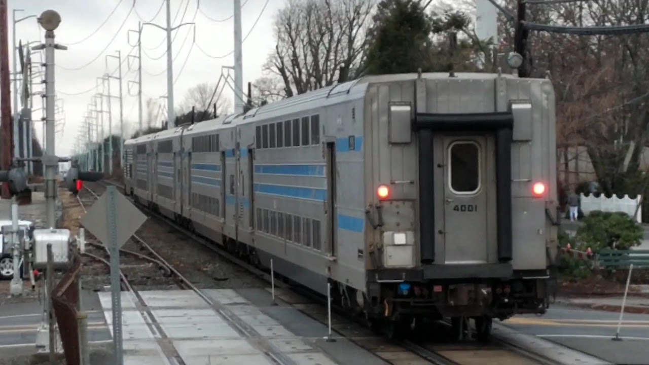 LIRR RARE: DE30AC engine 411 leads westbound train 617 to Jamaica open ...