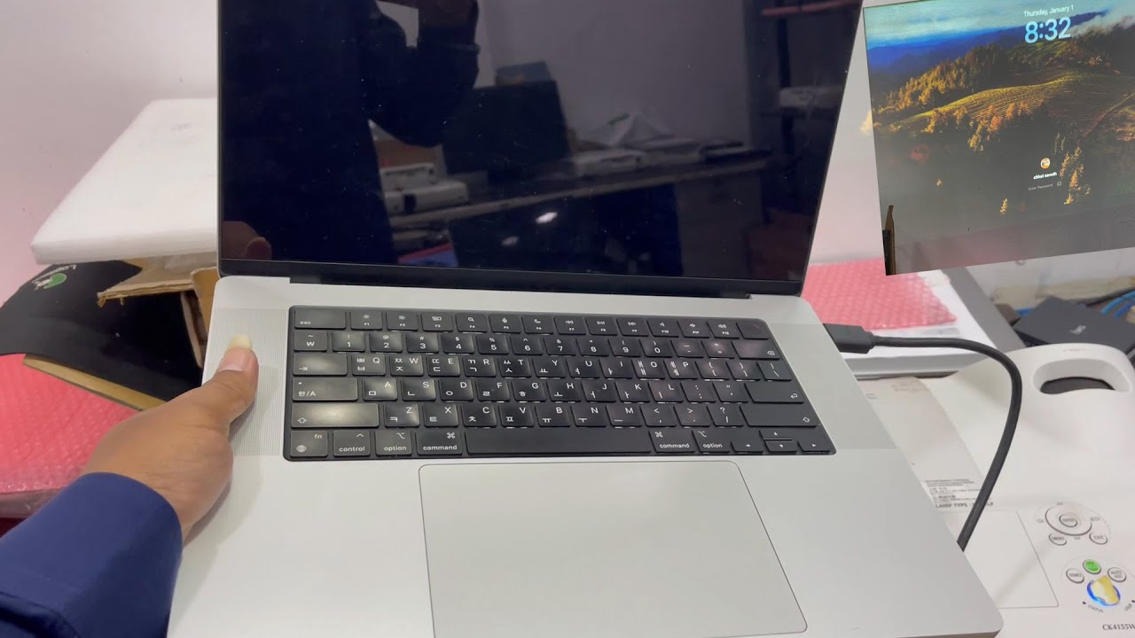 Macbook A2485 No display - YouTube