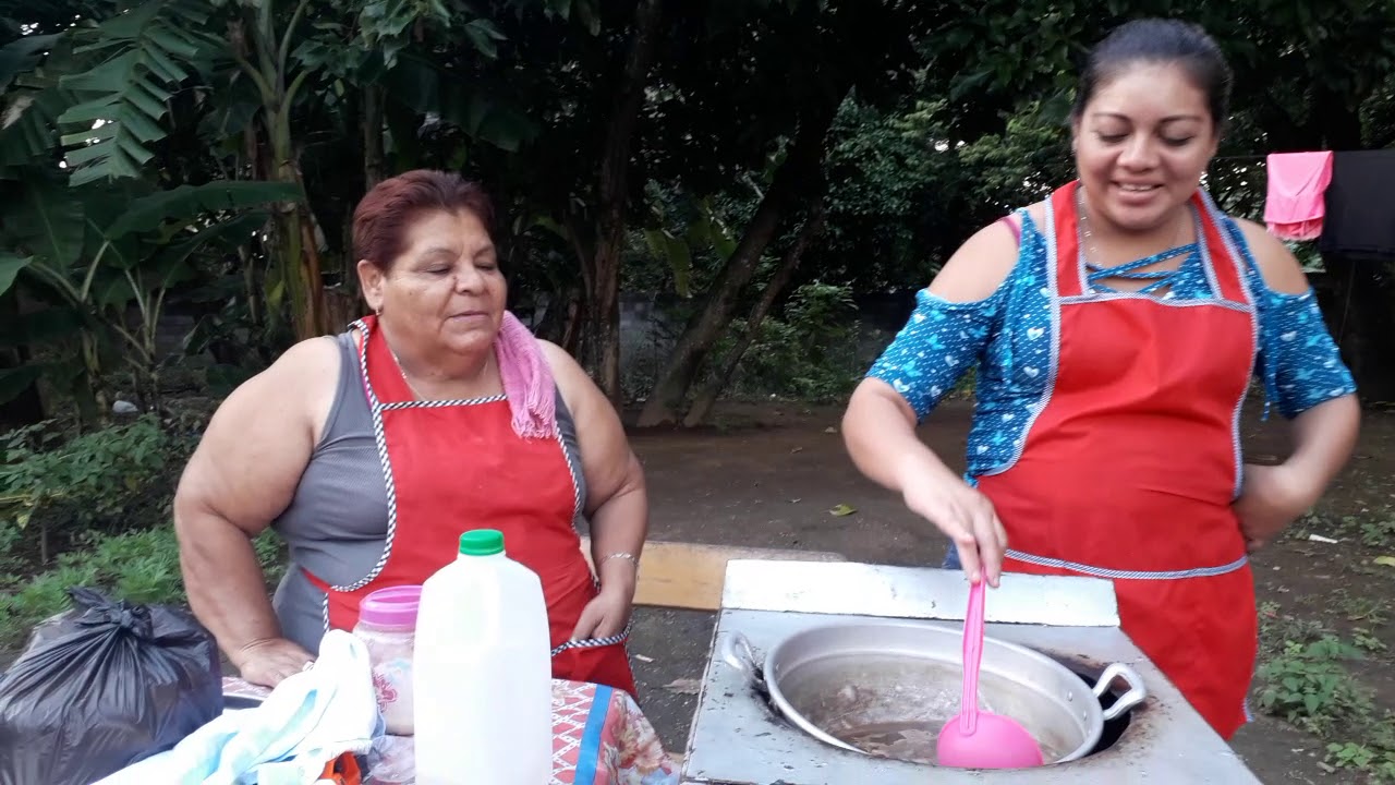 PREPARANDO UN CHOCOLATE SALVADOREÑO EN UNA TARDE DE LLUVIA El salvador ...
