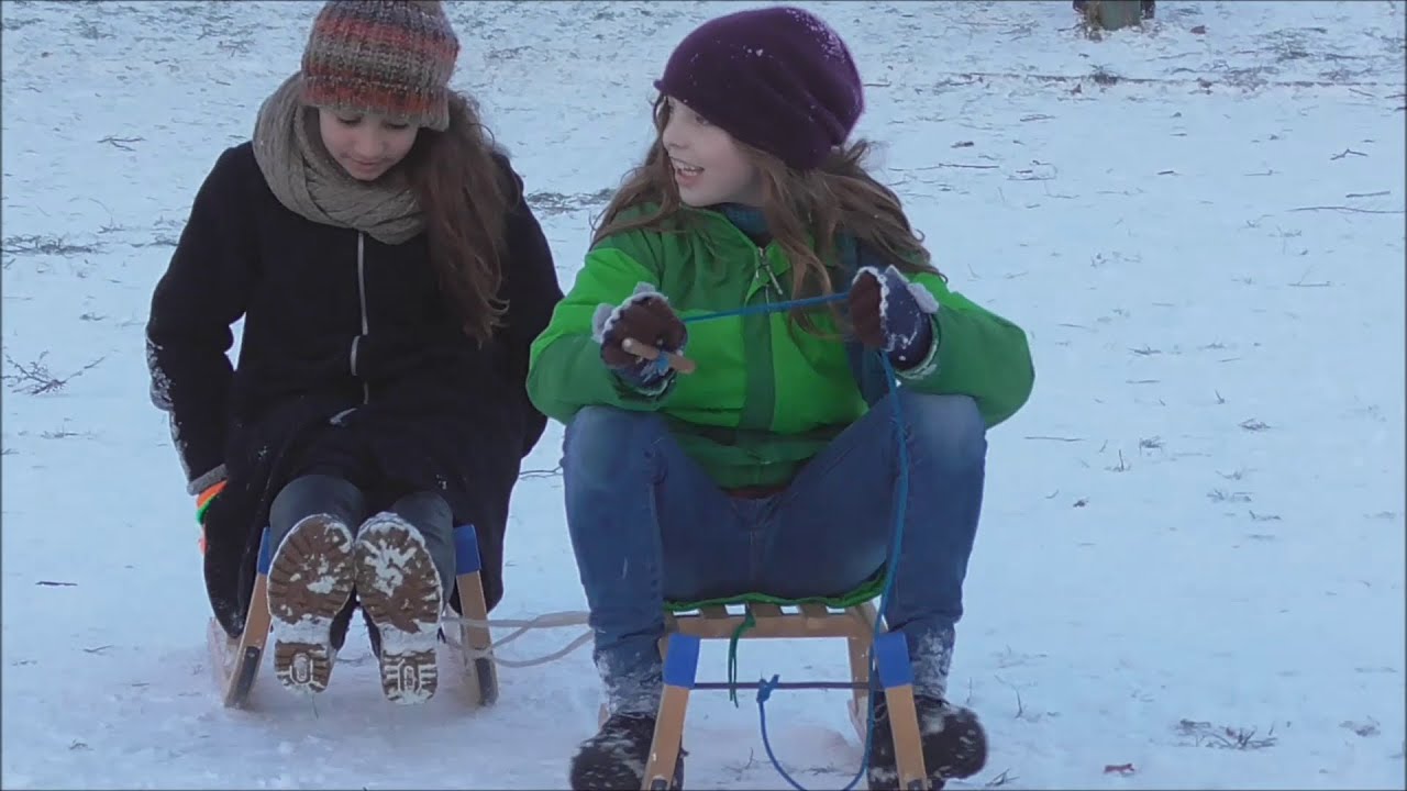 Kinder rodeln im Park HD / kids sledding in the park HD Schlitten ...