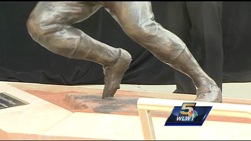 Reds honor Joe Morgan with statue at Great American Ballpark - YouTube