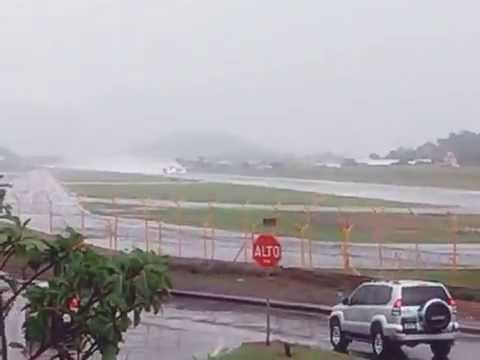 Takeoff Toncontin. Wet Runway - YouTube