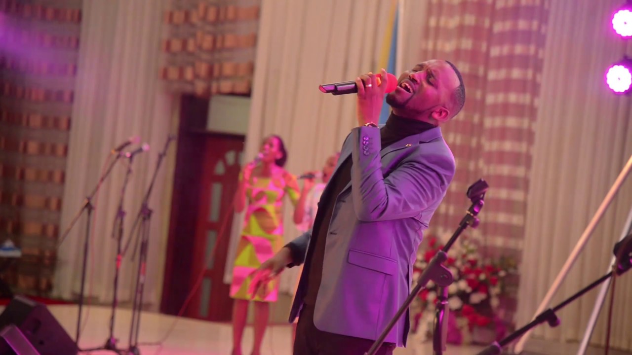 Adrien Misigaro Yaririmbyiye abitabiriye igitaramo cya Glory of God ...