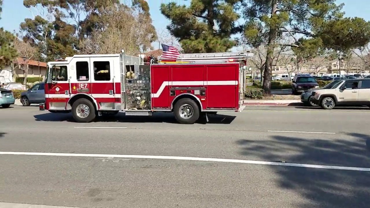OCFA Engine 7 Responding Code 3 Against Opposing Traffic - YouTube
