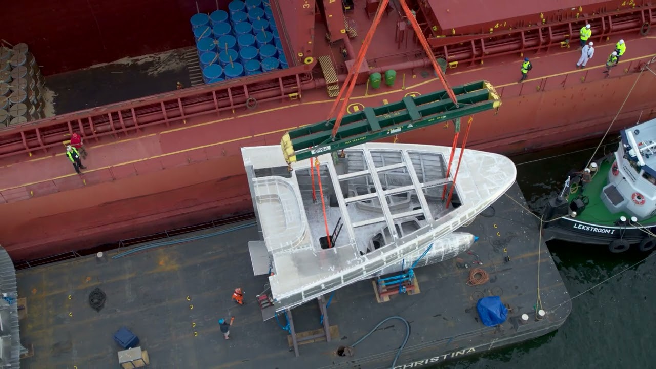 Loading superstructures for a superyacht @ PSA Breakbulk - YouTube