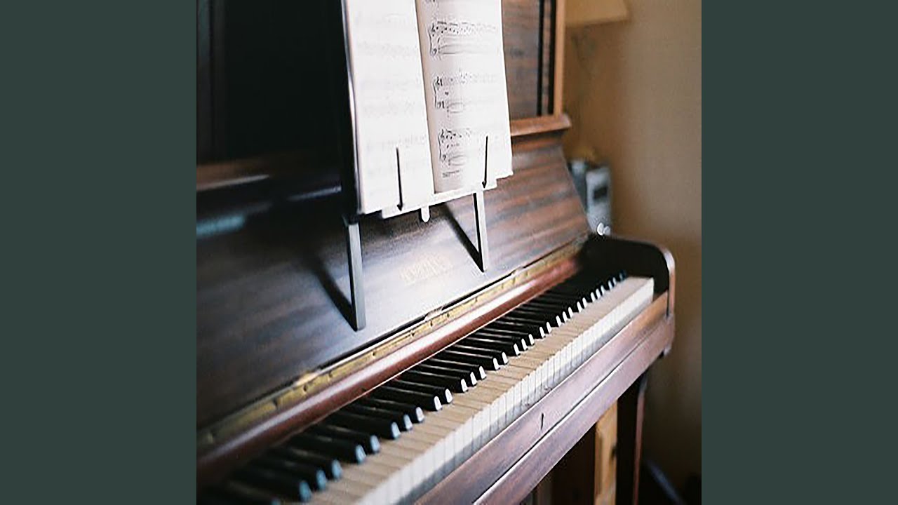 Little Prelude in F Major, BWV 927 - YouTube
