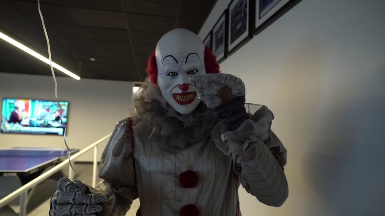 HALLOWEEN PRANK: Eric Dick Scares Teammates - YouTube
