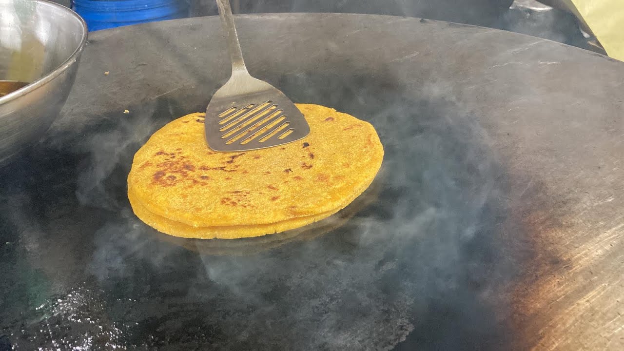 Makki ke roti 🫓 #how to make makki roti#Pakistani street food 😍😋#tasty# ...
