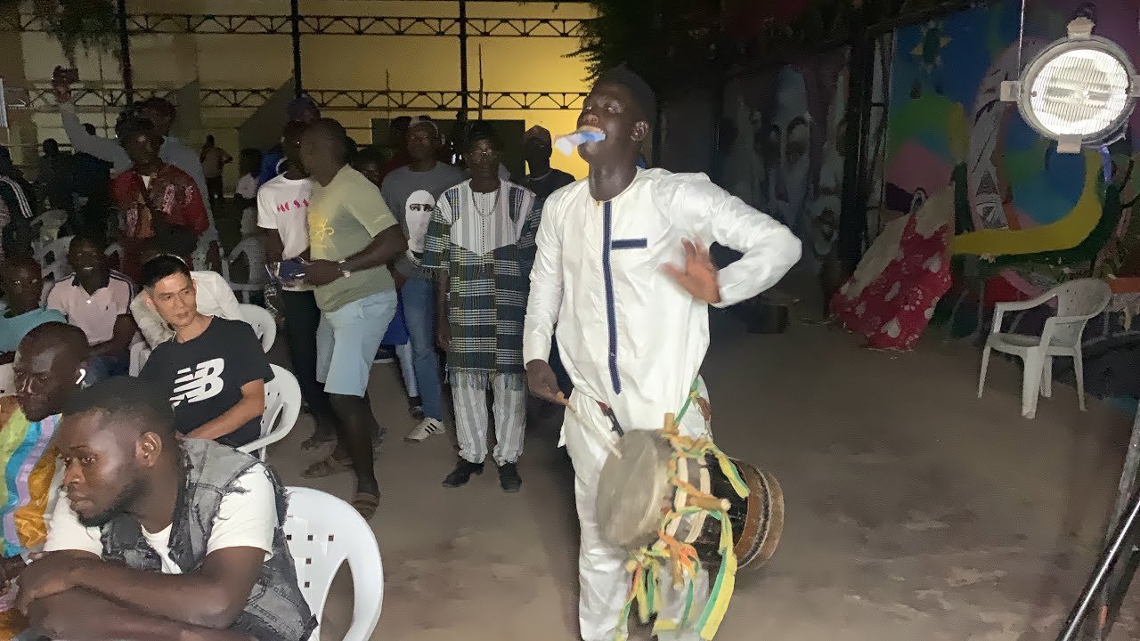 L’entrée très rythmée de MOMO NGOM à BLAISE SENGHOR, FESTIVAL MOSAAN ...