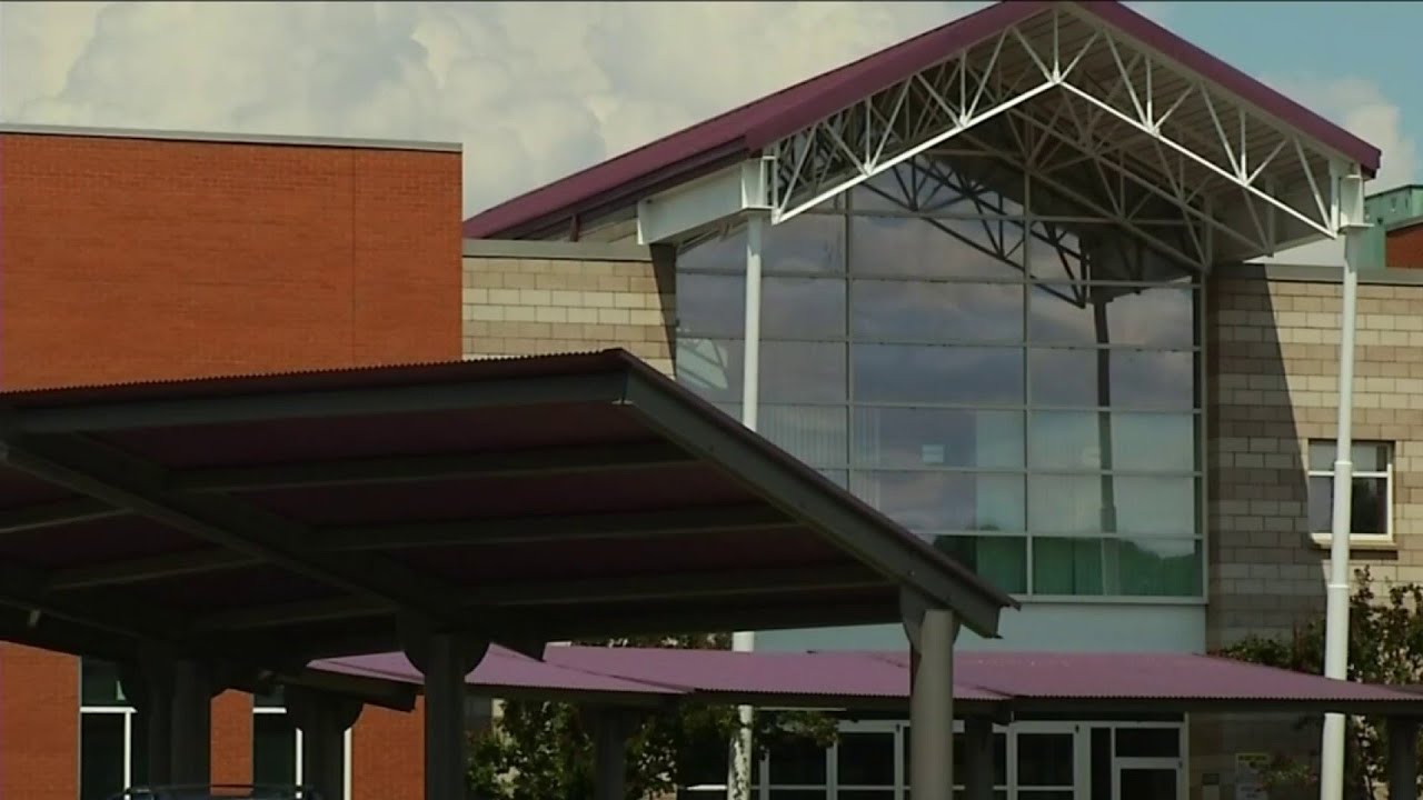 Forest Middle School has no air conditioning on first day - YouTube