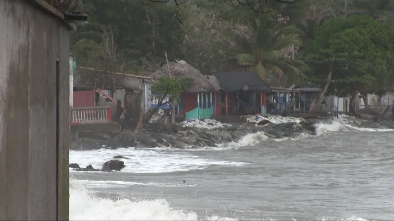 El mar se está tragando las playas de Acandí - YouTube