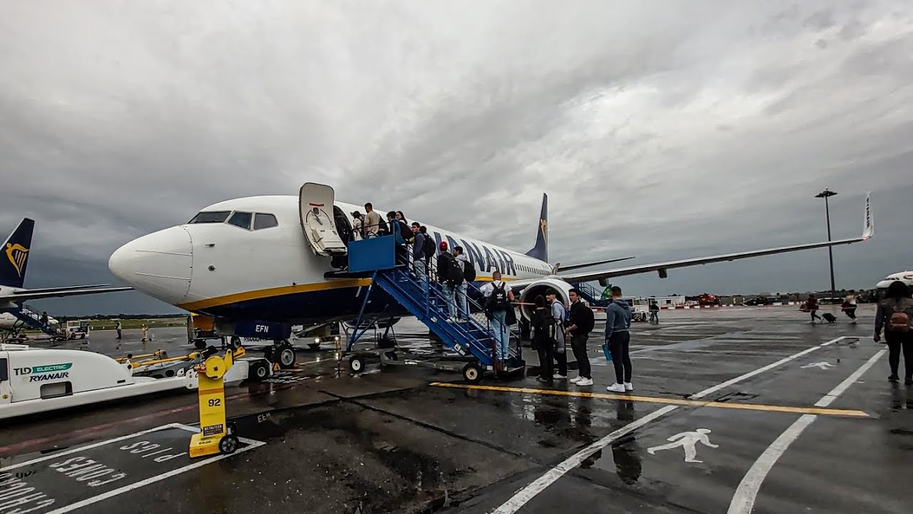 Trip Report | Ryanair Boeing 737-800 | Dublin to Edinburgh - YouTube