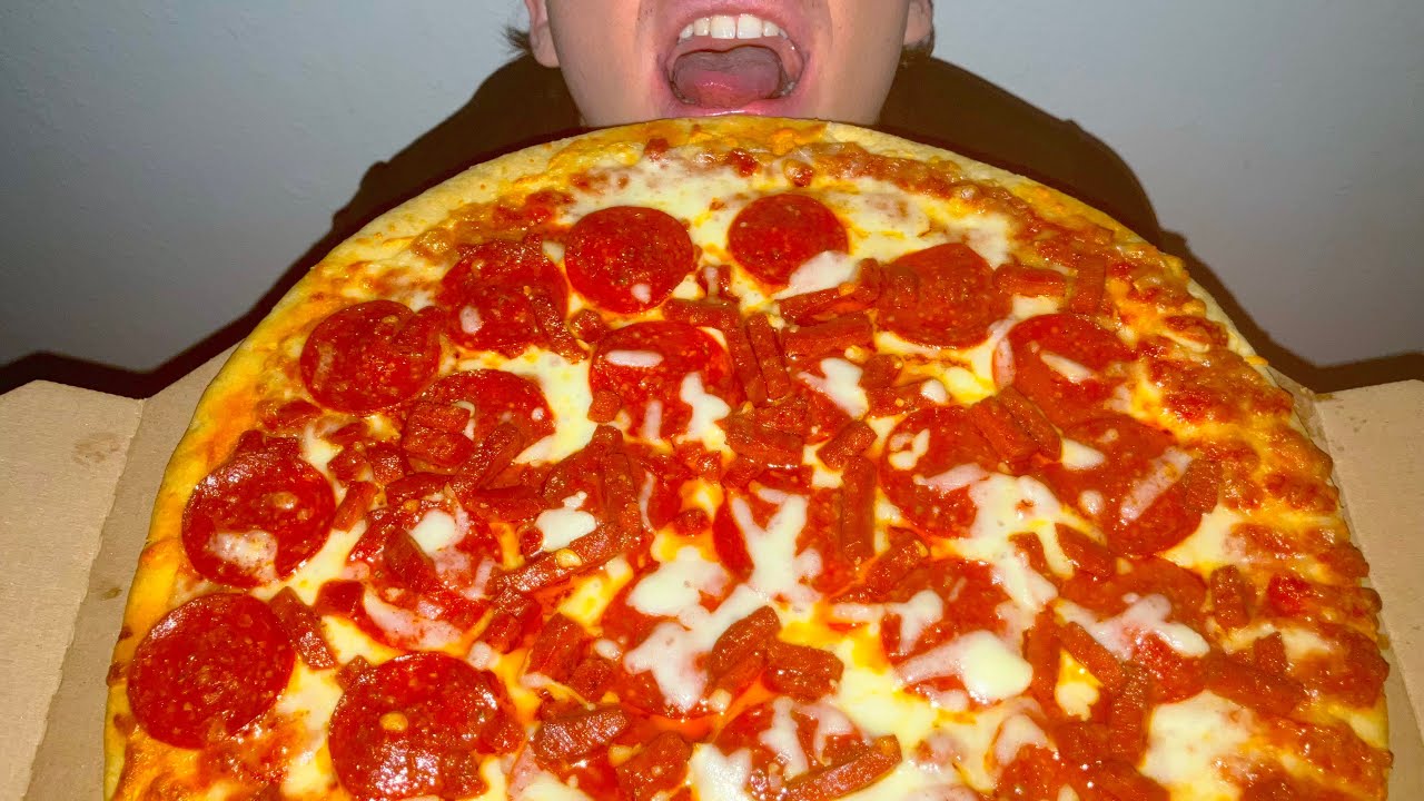 7-Eleven pepperoni pizza and beer asmr mukbang 먹방 - YouTube