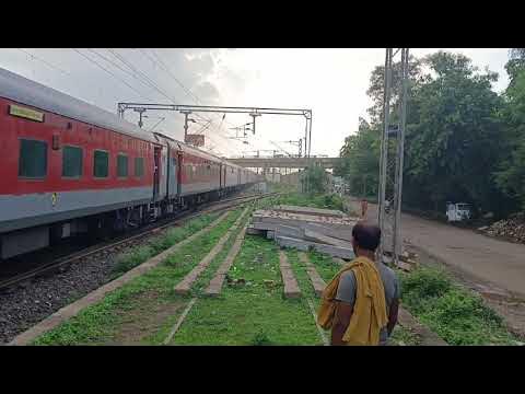GMO WAP-7 #30779 with 12295 SMVT Bengaluru - Danapur Sanghamitra Express skipping Kachpura ...