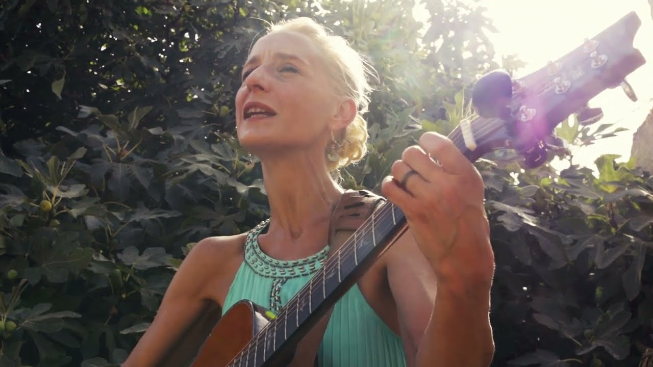 ANNA SCOTT SOLO SHOWREEL 2022 - singer guitarist songwriter - YouTube