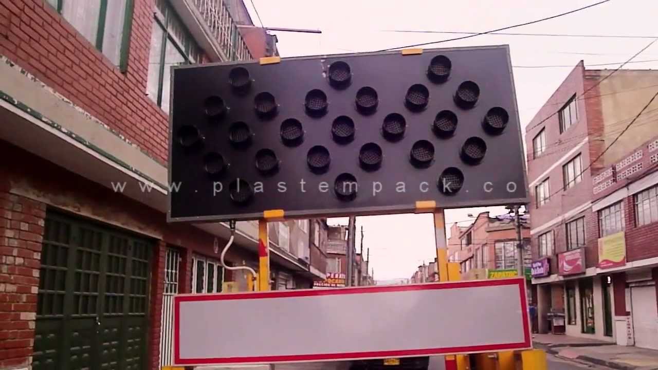 Plastempack Ltda - Flecha Luminosa Solar (Señalización Vial) - YouTube