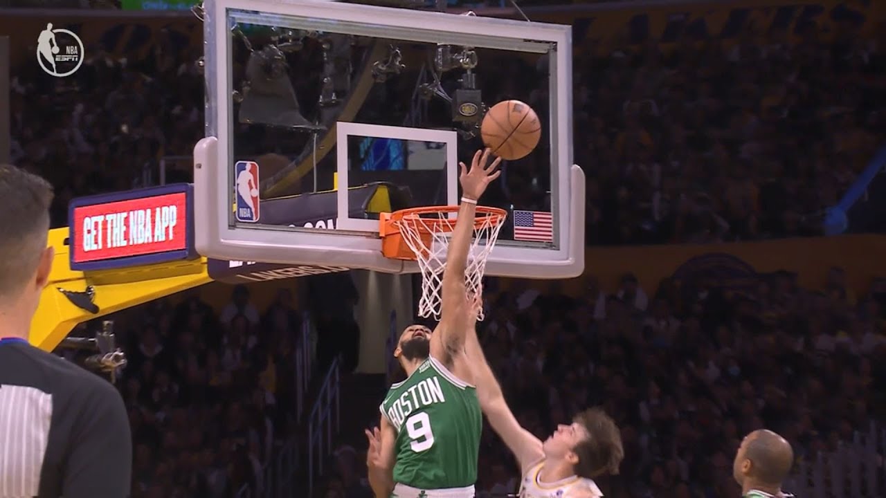 Derrick White blocks Reaves #derrickwhite - YouTube