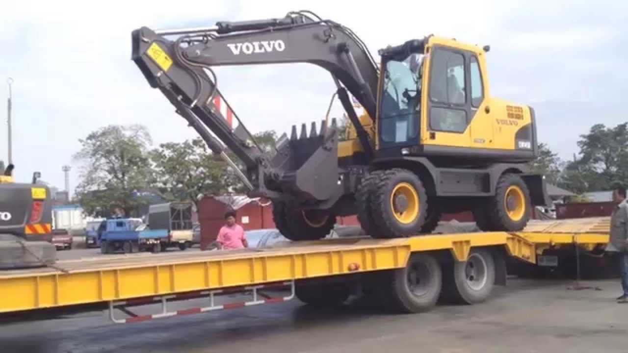 ย้ายรถ Volvo Backhole EW145 แบคโฮวล้อยาง - YouTube