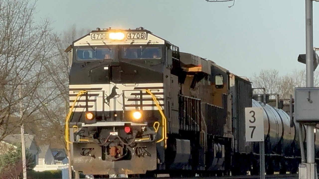 NS 4706 AC44C6M leads NS 64K through Manville NJ with a cool K5LLA horn and a UP trailing 4/9 ...