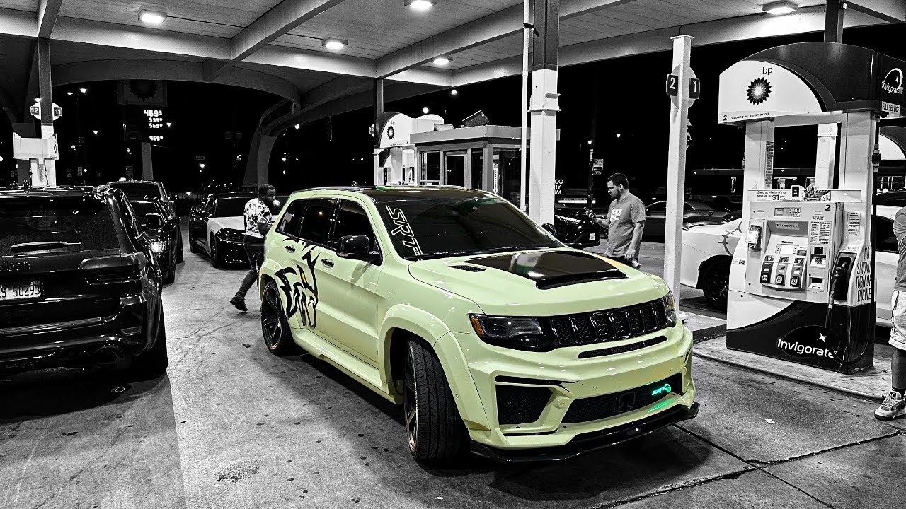 5 TRACKHAWKS & 10 HELLCATS POSTED DOWNTOWN CHICAGO *Cops Called* - YouTube