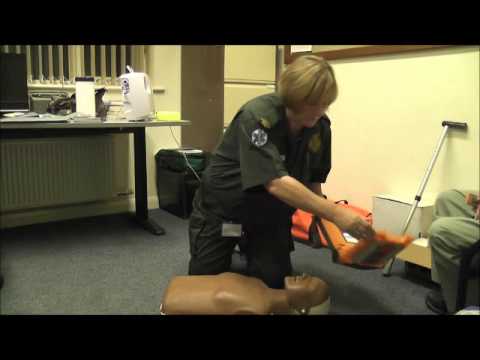 Defibrillator demo - YouTube