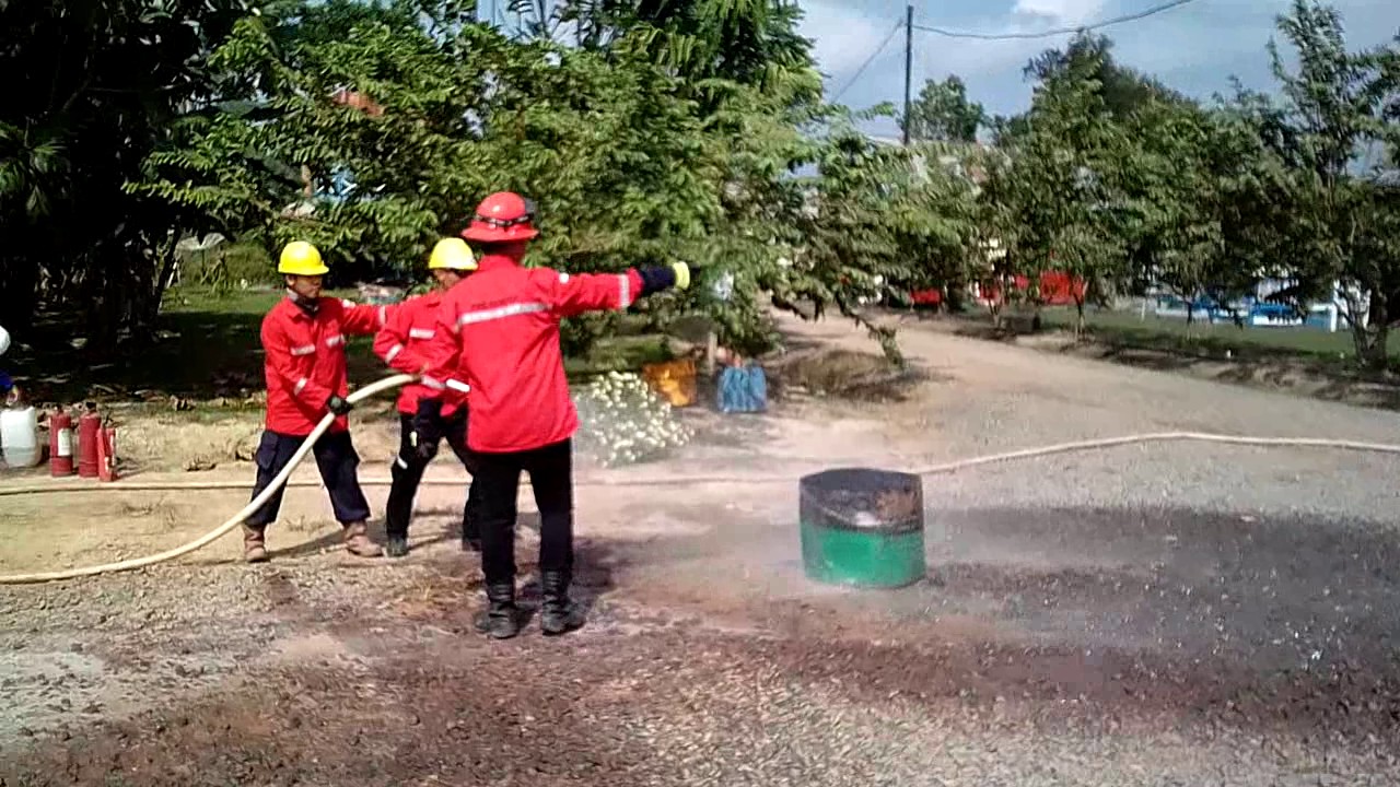 Tehnik dan cara memadamkan api dengan selang pemadam - YouTube