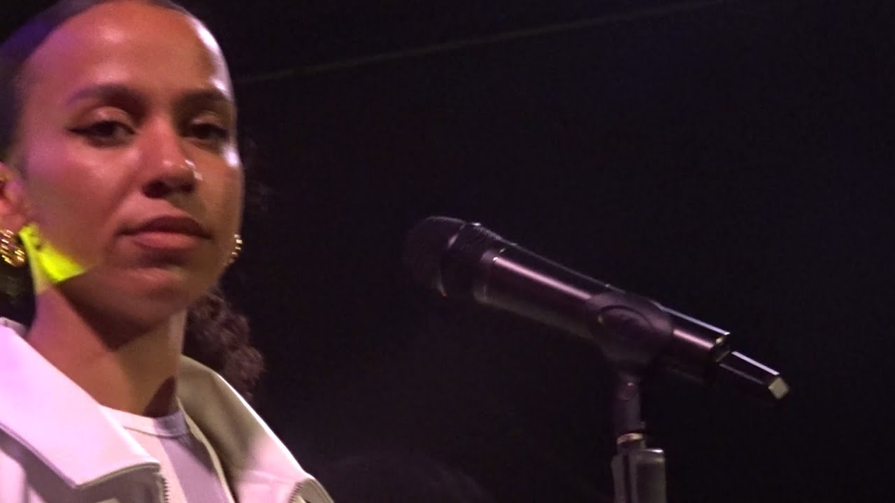 Pip Millett - Make Me Cry, Bird Rotterdam 22-11-2022 - YouTube