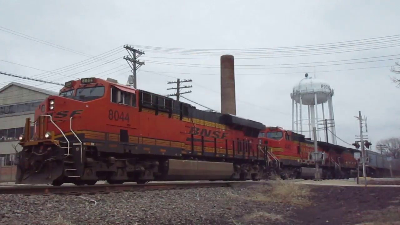 BNSF 8014 leads Dash 9 duo on short WB intermodal - YouTube