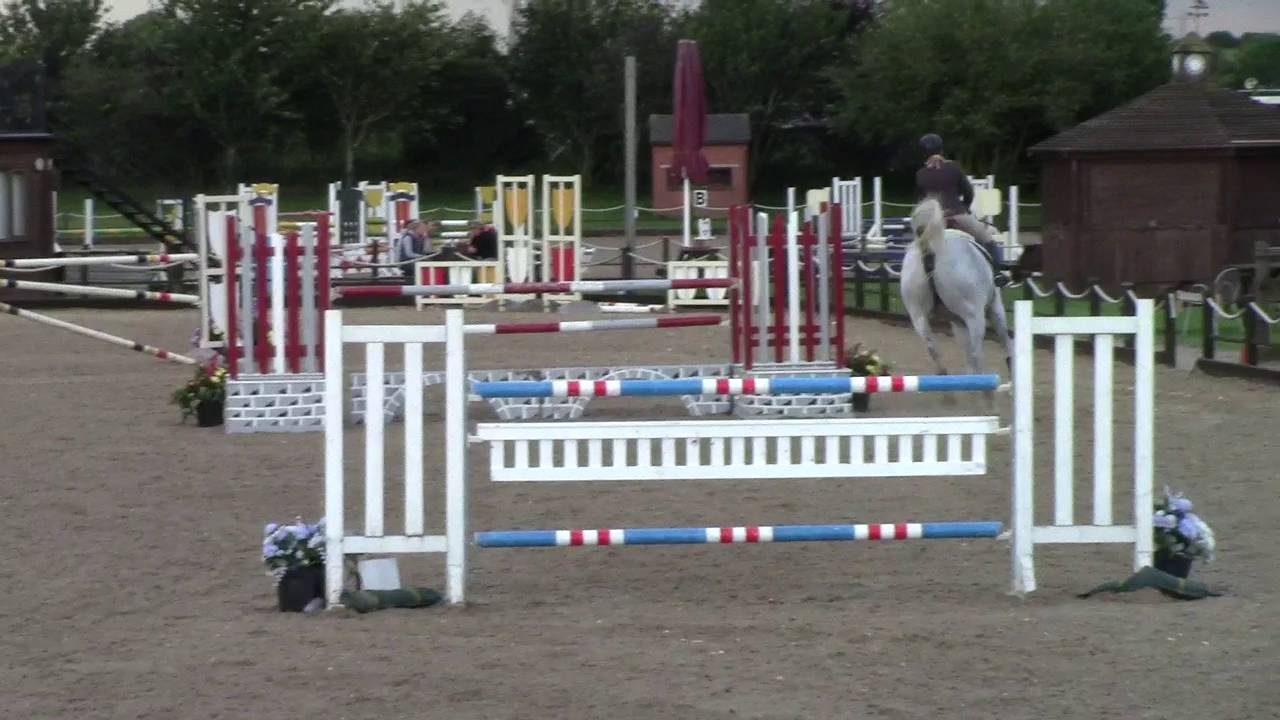 Rinroe Supreme and Portia Howard 1.30m Weston Lawns Aug 16 - YouTube