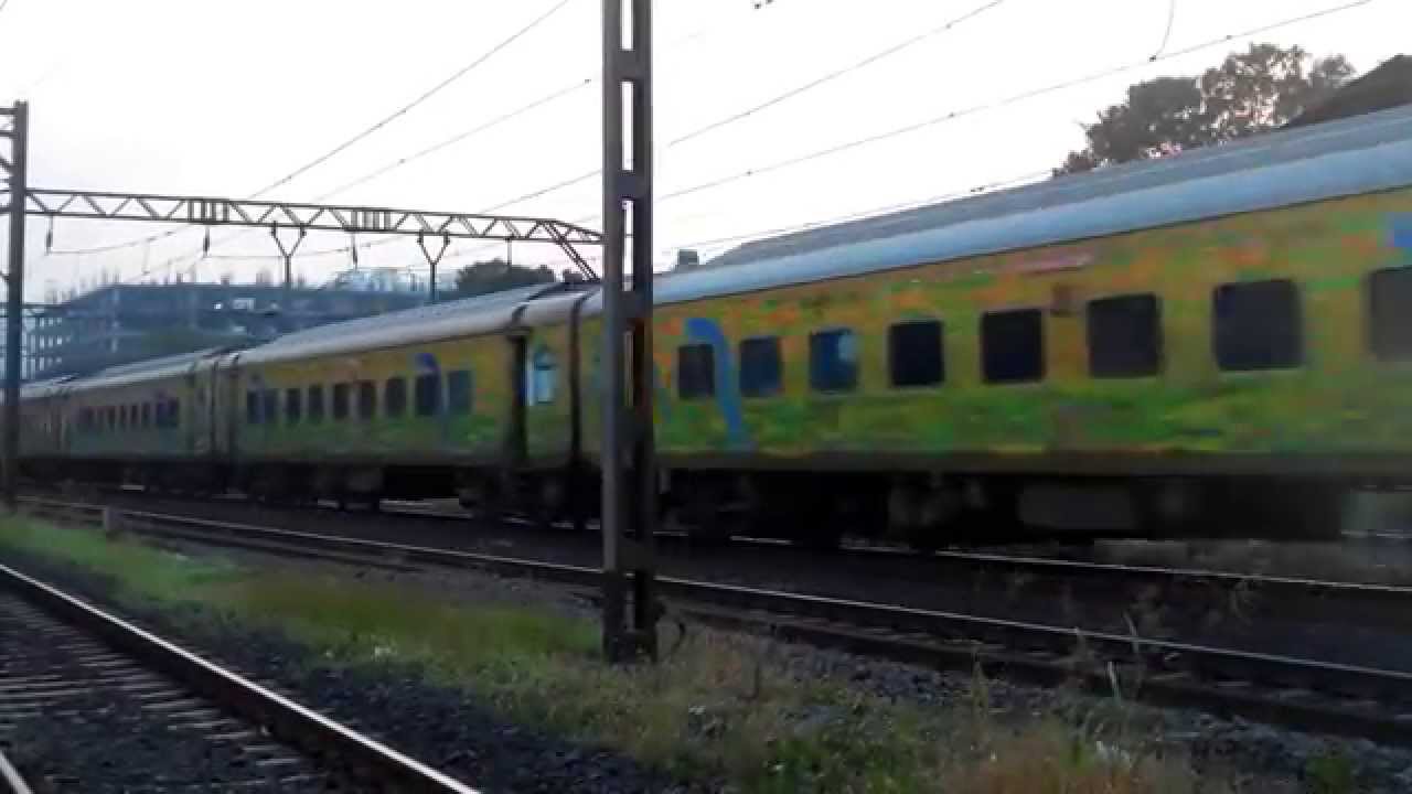 12261 Mumbai CST - Howrah AC Duronto Express - YouTube