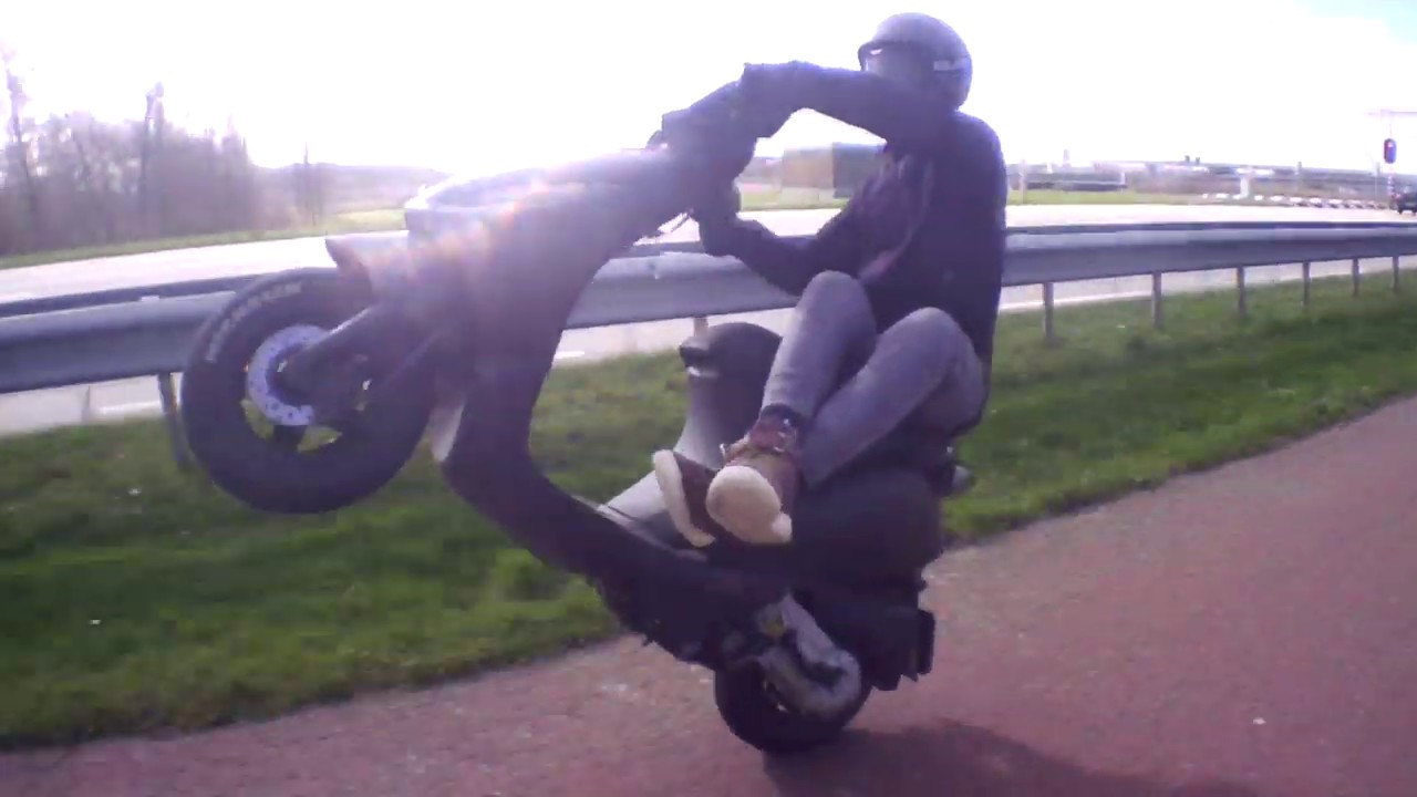 Piaggio zip wheelies - YouTube
