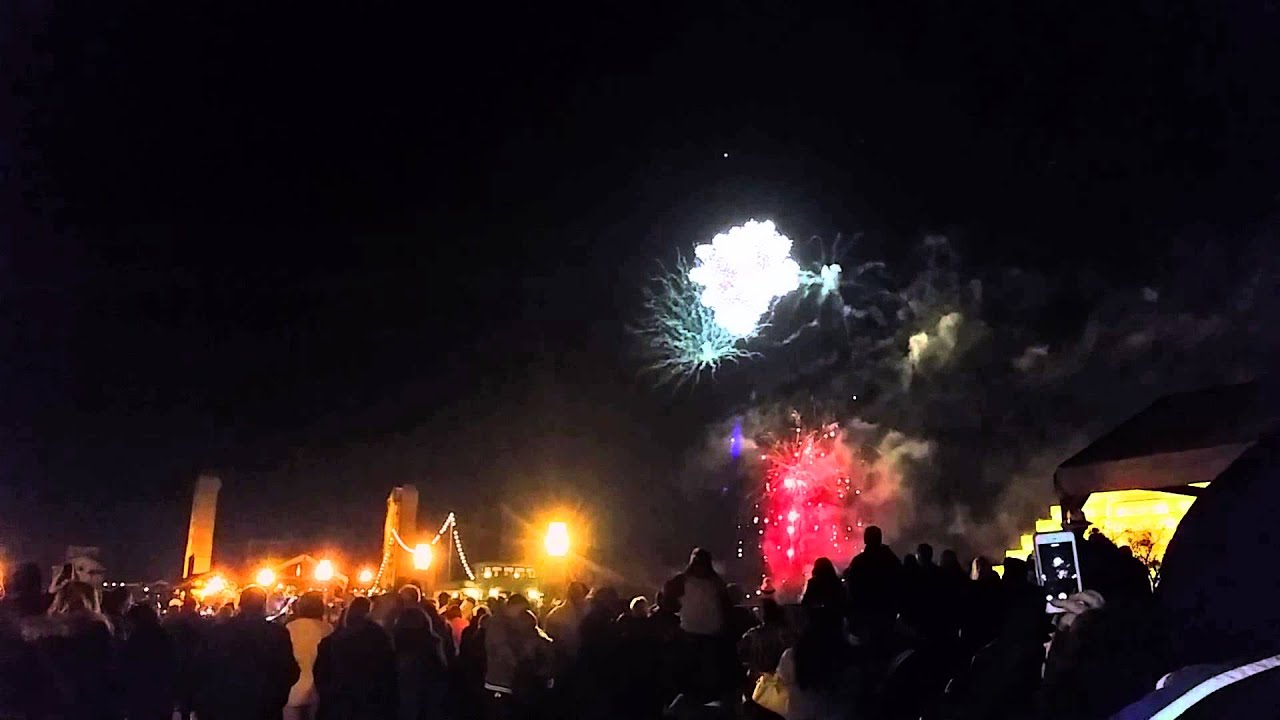 2015 New Years Eve Fireworks Show in Old Sacramento California - YouTube