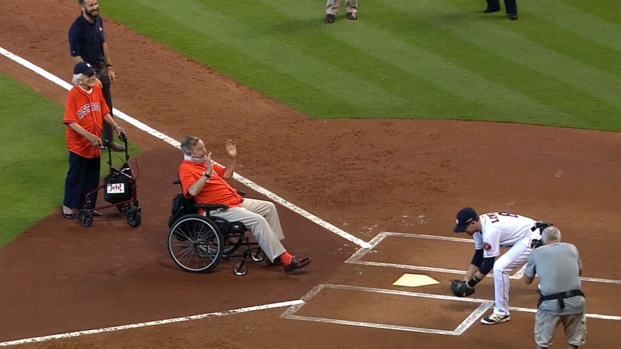KC@HOU Gm3: George H.W. Bush throws out first pitch - YouTube
