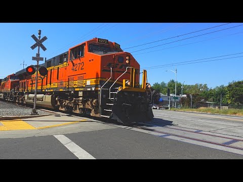 BNSF 4272 H-BARPAS With H2 And H1 And SACRT Light Rail Northbound Freeport Boulevard - YouTube