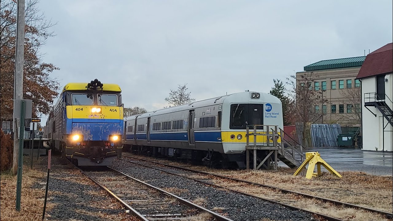 LIRR M1 and DM30AC at Riverhead - YouTube